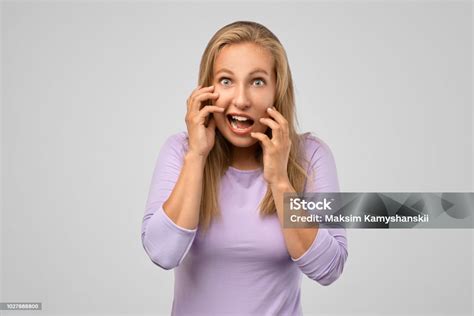 신경 식 얼굴 여자 손에 입 및 흰색 배경에 대해 큰 눈으로 응시를 유지 합니다 겁 먹은 젊은 여자 사람과 공포 컨셉의 스튜디오