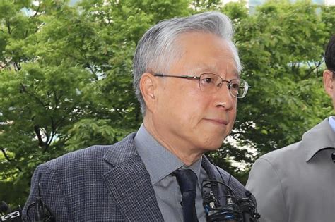 ‘김성태 딸 부정채용 이석채 전 Kt회장 법원 출석“사진 많이 받네” 혼잣말 아주경제