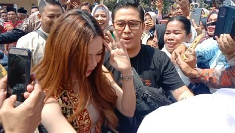 Warga Gunung Kembang Histeris Lihat Kedatangan Rara Dan Wulan