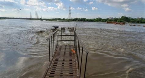 Yamuna Re Breaks Evacuation Trail Fears Of Flooding In Delhi