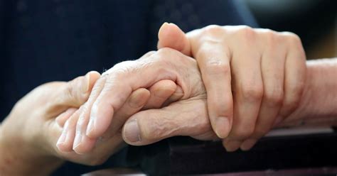 치매 아빠 돌본 막내에 아파트 주자 언니들 증여 무효”