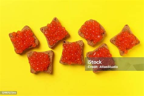 노란 배경에 신선한 빨간 캐비어가있는 빵 간식 상단 보기 0명에 대한 스톡 사진 및 기타 이미지 0명 노랑 델리카트슨 Istock