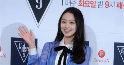 포토 이수민 미소가 예쁜 소녀