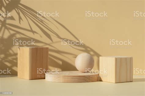 베이지색 배경에 열대 야자수 잎의 그림자가 있는 다양한 기하학적 모양의 나무 장면 제품 광고를위한 프리미엄 연단 쇼케이스 진열장 배경 주제에 대한 스톡 사진 및 기타 이미지