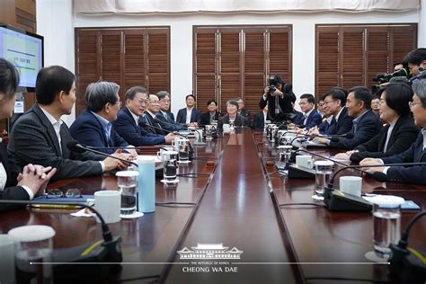 대한민국 청와대 On Twitter 문재인 대통령은 오늘 수석·보좌관회의를 주재했습니다 이 자리에서 대통령은 신종 코로나