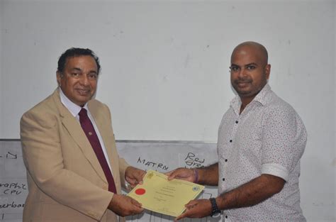 පාසල් ගුරුභාවතුන් සඳහා ඉලෙක්ට්‍රොනික සහ පරිගණක දෘඪාංග පිළිබඳ වැඩමුළු මාලාවක් ආතර් සී ක්ලාක්