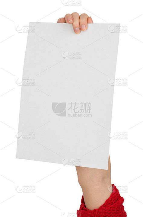人的右手拿着大的空白纸