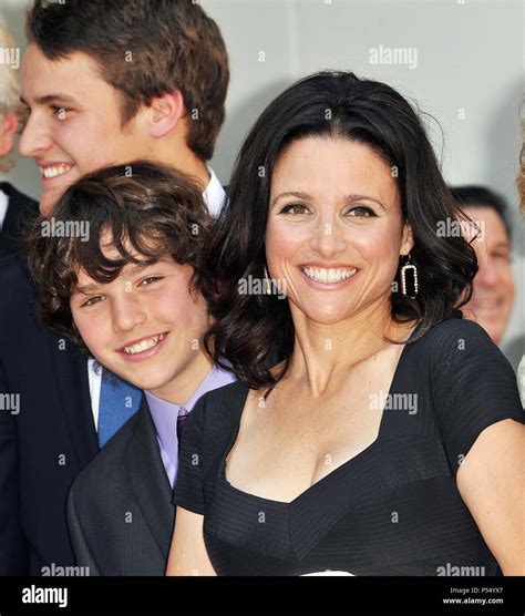Julia Louis Dreyfus Sons Henry And Charlie 22 Julia Louis Dreyfuss