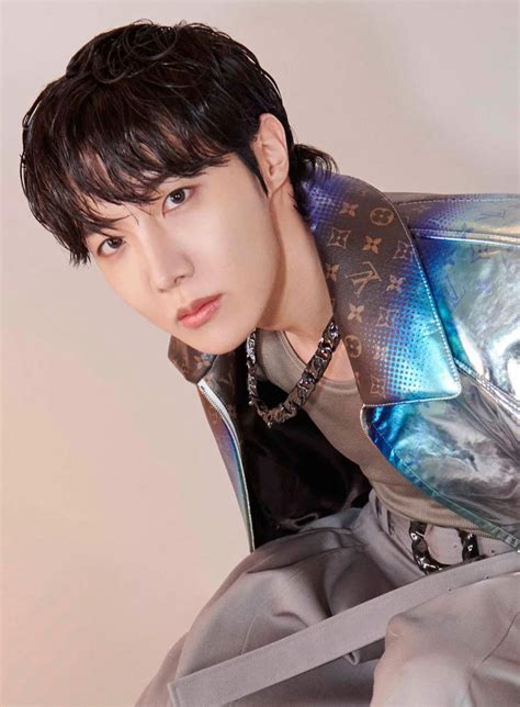Louis Vuitton Nomme J Hope Du Groupe Bts Comme Nouveau Visage De La Marque