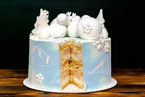 화이트 블루 스폰지 맛있는 바닐라 크림 설탕 프로스팅 케이크 큰 둥근 마시멜로 초콜릿 눈송이 전나무 산 그림 딸기 층과 달콤한 디저트 컷 조각으로 장식 0명에 대한 스톡