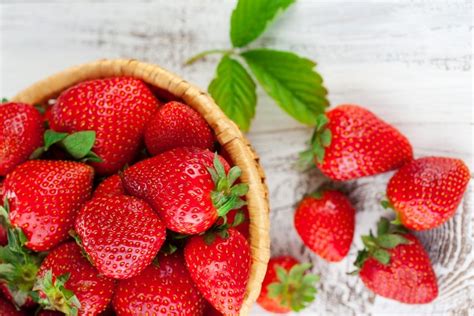 4K 5K Berry Strawberry Closeup Foliage HD Wallpaper Rare Gallery