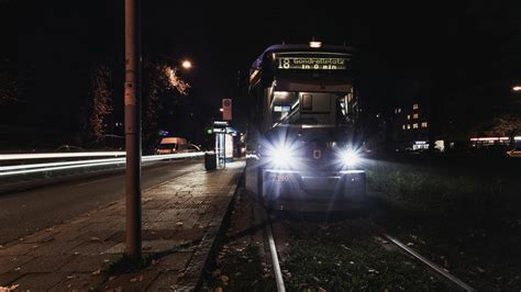 有关公共交通 剪影 午夜 即兴的 反射 反射摄影 喜怒無常 地鐵 城市 城市探索 多雨的 夜晚的 夜生活 夜间视力