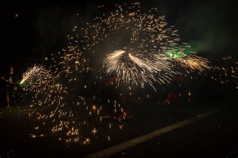 전통적인 화재 쇼 유명한 Fiestas De Gracia의 마무리 현지인과 관광객이 가장 좋아하는 명소 불꽃놀이로 악마처럼 옷을
