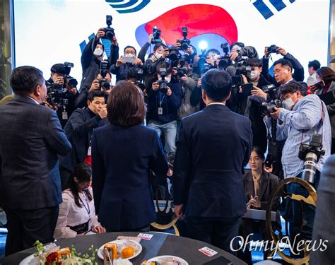 손잡고 함께 웃은 김기현 나경원 뒤돌아서면 오마이뉴스