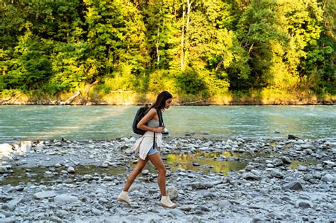 여름 시즌에 강 숲 배경을 따라 자연 속을 걷는 등산객 여성 혼자 여행 하이킹 활동적인 사람들 라이프 스타일 35 39세에 대한 스톡 사진 및 기타 이미지 Istock
