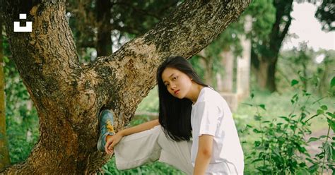 Foto Mujer Con Camisa Blanca Y Pantalones Blancos De Pie Junto Al árbol