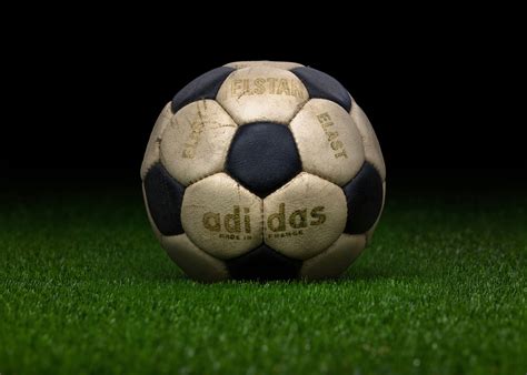 Sự Thật Bất Ngờ đằng Sau Trái Bóng Telstar đen Trắng Tại World Cup