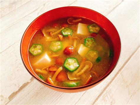オクラとなめこの豆腐味噌汁