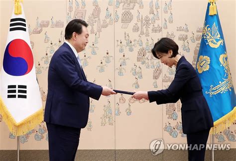 오영주 외교부 2차관에게 임명장 수여하는 윤 대통령 연합뉴스