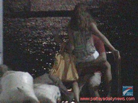 Pattaya Live Sex Play Video And Pics From The Beach