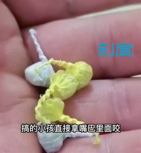 孩子误将摔炮当糖果放嘴里咬，家长质疑厂家：为什么外观做得像糖果？孩子已经哭了一个小时视频河南小孩