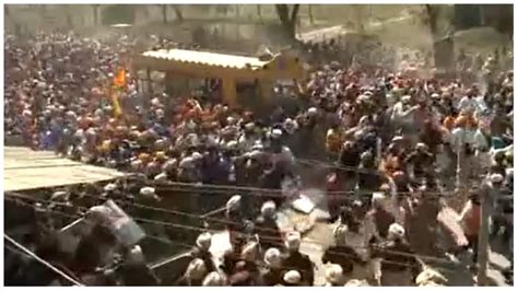 Waris Punjab De Chief Amritpal Singhs Supporters Break Through