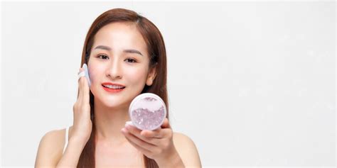 Premium Photo Portrait Of Beautiful Asian Woman Applying Powder Puff