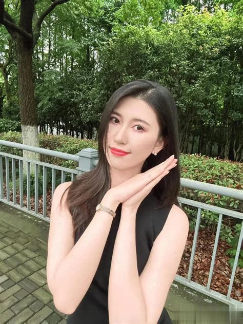 室外摄影下的黑色连衣裙美女：优雅宁静的瞬间定格