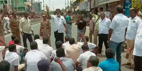 பல்லடம் படுகொலை சம்பவம் நீதி கேட்டு உறவினர்கள் சாலை மறியல் போலீசார்