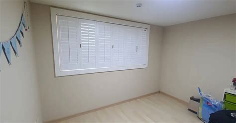 윤성훈 관악구 리버스타운 백색 루버셔터 거실 및 반창 시공 고품격 창호 마감재 루버셔터 채광조절과