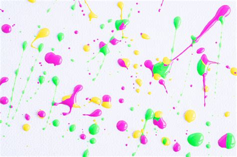 밝은 노란색 유성 페인트 웅덩이가 쏟아졌습니다 수채화 옐로우 드롭 스플래쉬 흰 종이 배경에 잉크가 흩뿌려진다 화장품 샘플 0명에 대한 스톡 사진 및 기타 이미지 Istock