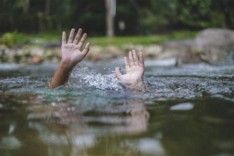 Florida Man Tumbles 60 Feet Into Creek In Stunt Gone Wrong Mens Journal