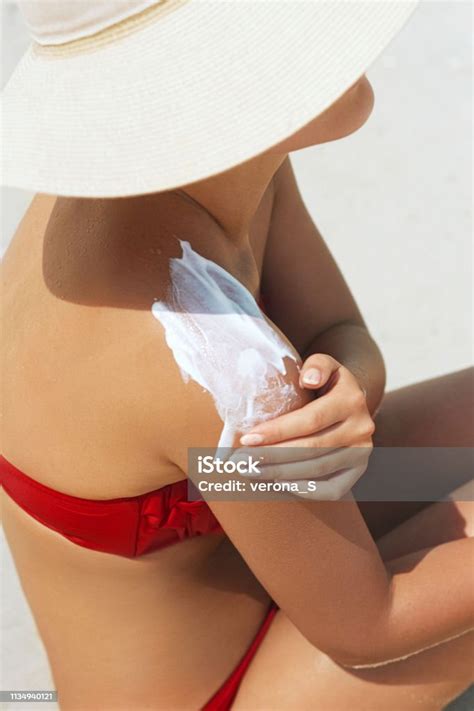 선스크린 여자 검게 그을린 피부에 선스크린을 적용 하는 여자 껍질에 대한 스톡 사진 및 기타 이미지 껍질 등 모자 모자류