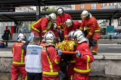 Pompiers De Paris Casquesbleus Les Sapeurs Pompiers De Paris Ont La