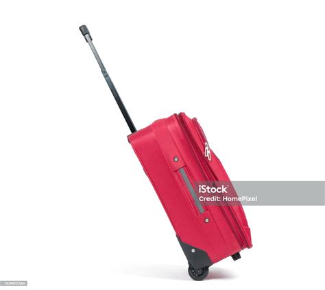 바퀴가 달린 빨간 여행 가방은 달리기 자세로 뻗어 있고 측면도는 흰색 배경에 고립되어 있다 파일에 격리 경로가 포함되어 있습니다 여행 가방에 대한 스톡 사진 및 기타 이미지