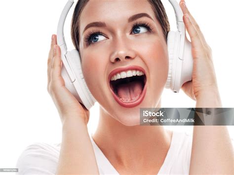 행복함 여자아이 음악 듣기 생활 방식에 대한 스톡 사진 및 기타 이미지 생활 방식 Mp3 플레이어 노래 Istock