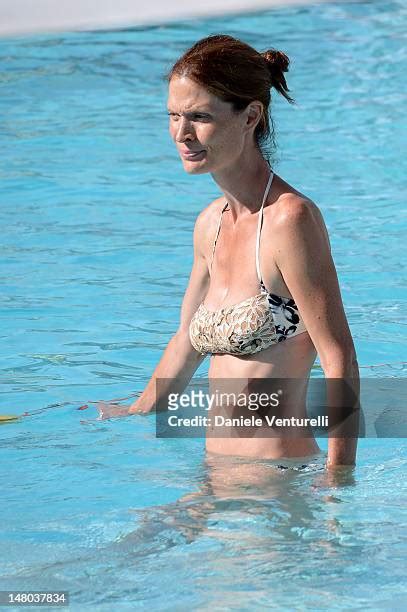 5 Hot Sexy Jane Alexander Bikini Pics