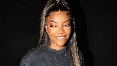 Ludmilla Impressiona Bumbum Gigante Ao Fazer Pose Ousada Em Academia