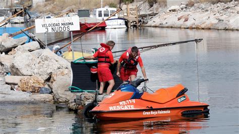 Hallan el cadáver de un hombre flotando en el mar en Valencia