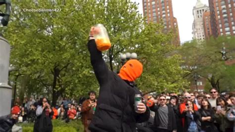Hundreds Watched Cheeseball Man Eat An Entire Tub Of Cheeseballs In