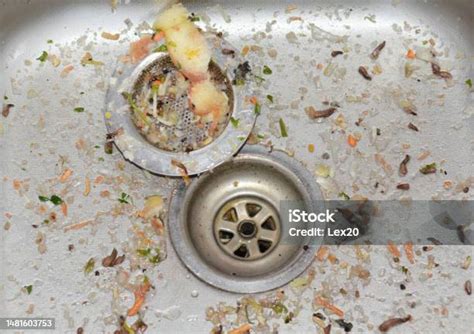 더럽고 냄새 나는 스테인레스 스틸 주방 싱크대에 닫습니다 0명에 대한 스톡 사진 및 기타 이미지 0명 개수대 금속