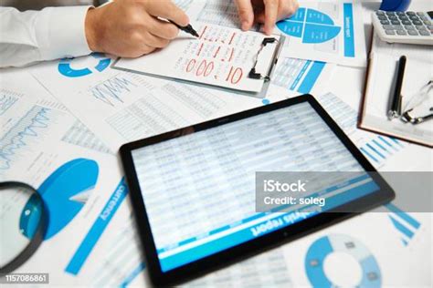 사업가 작업 및 계산 읽고 보고서를 작성합니다 태블릿 Pc를 사용 하 여 사무실 직원 테이블 클로즈업 비즈니스 재무 회계