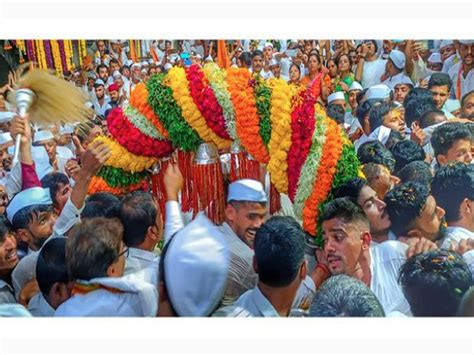 Ashadhi Ekadashi 2023 पंढरीची वारी आज पुण्यात वाहतूक मार्गांत मोठे