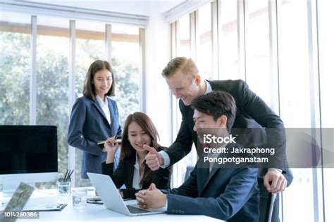 관리자는 격려 감탄 작업자는 작업을 할 수 있는 대상 회사의 계획 경영자에 대한 스톡 사진 및 기타 이미지 경영자 직원