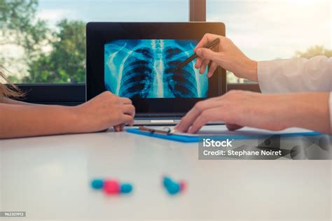 Dokter Menunjukkan Rontgen Paruparu Dan Dada Pada Laptop Kepada Pasien