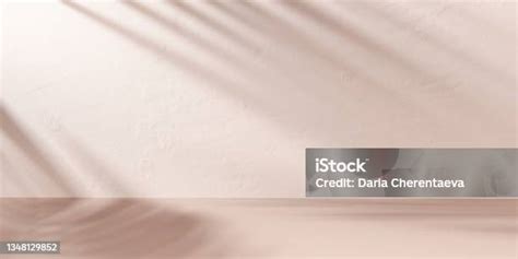 열대 나무 텍스처 제품 디스플레이 모형 미용 제품 프리젠 테이션 및 쇼케이스 배너를위한 최소한의 파스텔 베이지 색 장면과 벽에 그림자 3d 렌더링 단순함에 대한 스톡 사진