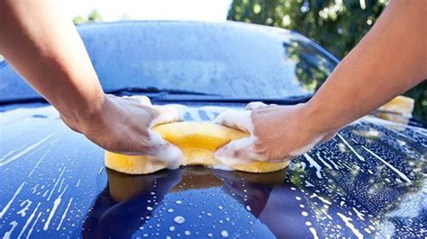 Iată cum arată capota acestei mașini după ce a fost spălată cu