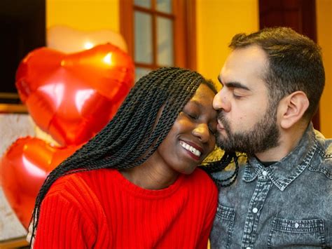Retrato De Um Casal Interracial Se Beijando Em Um Gesto Romântico
