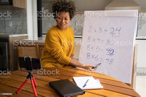 온라인으로 가정 교육에서 일하는 아프리카 계 미국인 여성 교사 코비드19 전염병 중 원격 교육 수업 35 39세에 대한 스톡