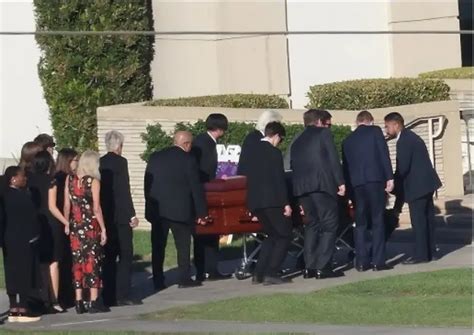 ویدیویی از بازیگران سریال فرندز در مراسم تشییع متیو پری که ندیده اید